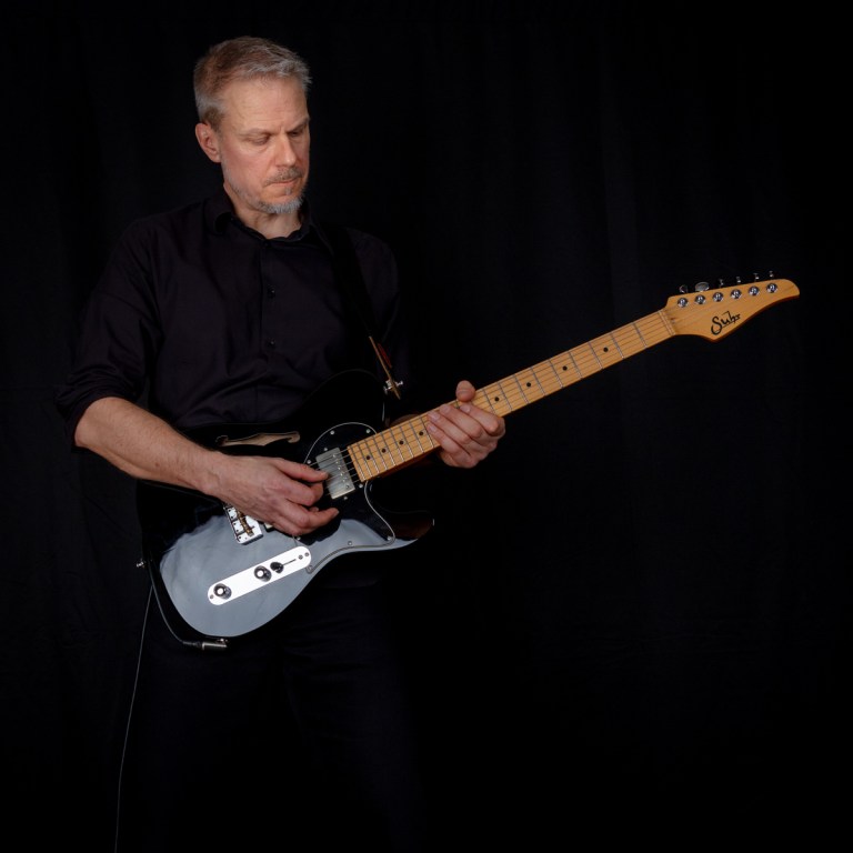Phil Bradley – Guitarist and Vocalist