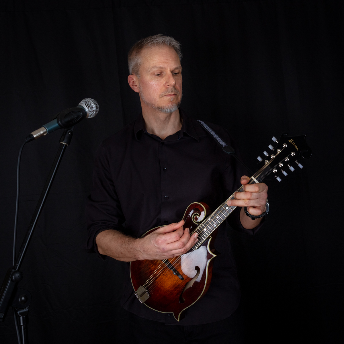 Phil Bradley – Guitarist and Vocalist