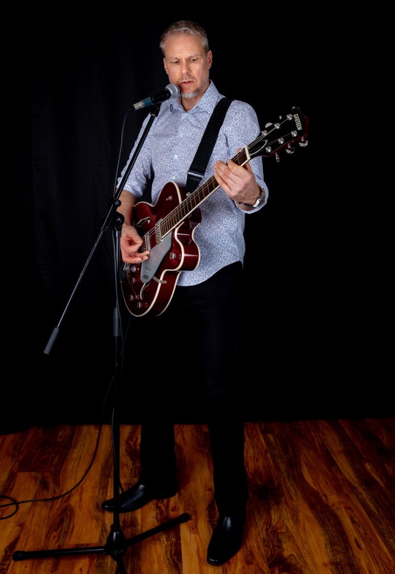 Phil Bradley – Guitarist and Vocalist