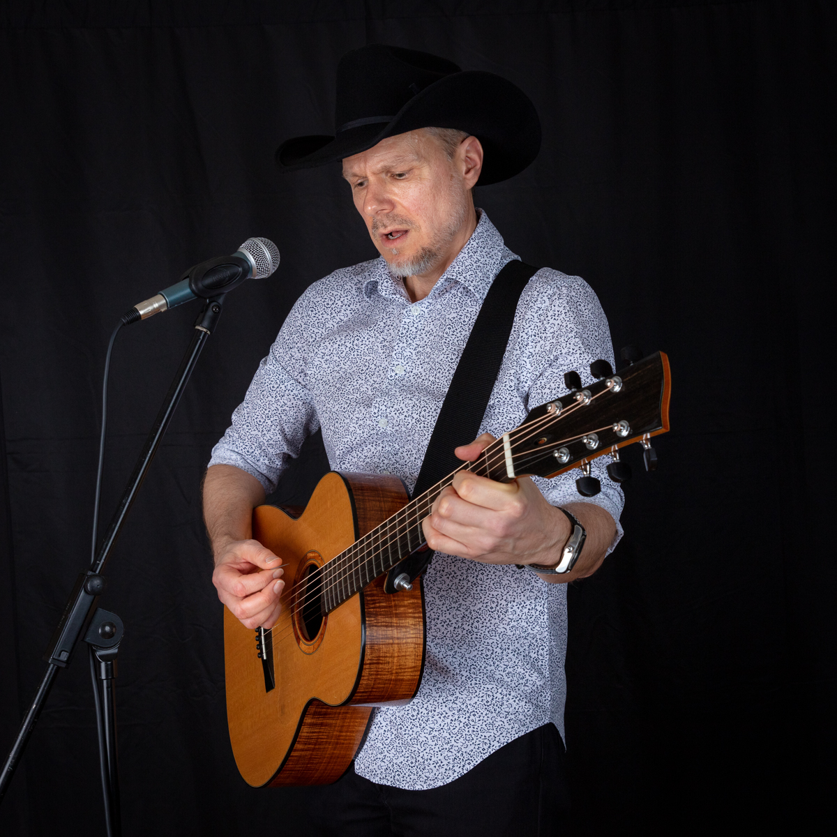 Phil Bradley – Guitarist and Vocalist